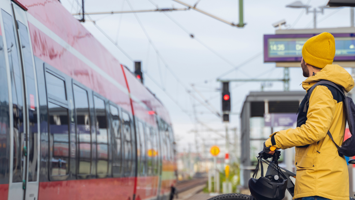 Guide to Multimodal Commuting with a Foldable Electric Bike-eelo